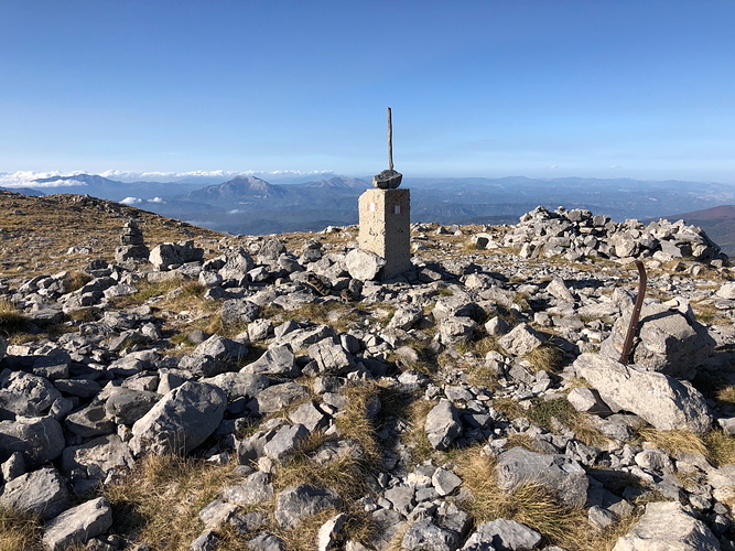 Monte Pollino - Am 2.248 m hohen, namensgebenden Gipfel... [hikr.org]