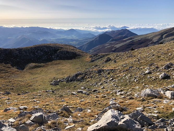 Monte Pollino - Blick über eine Senke in etwa westliche... [hikr.org]