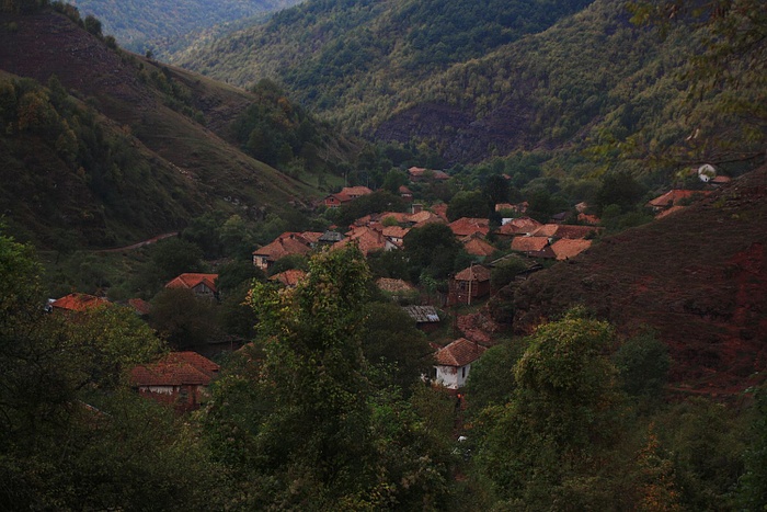 Schöner Tiefblick auf Топли До (Topli Do; 725m)... [hikr.org]