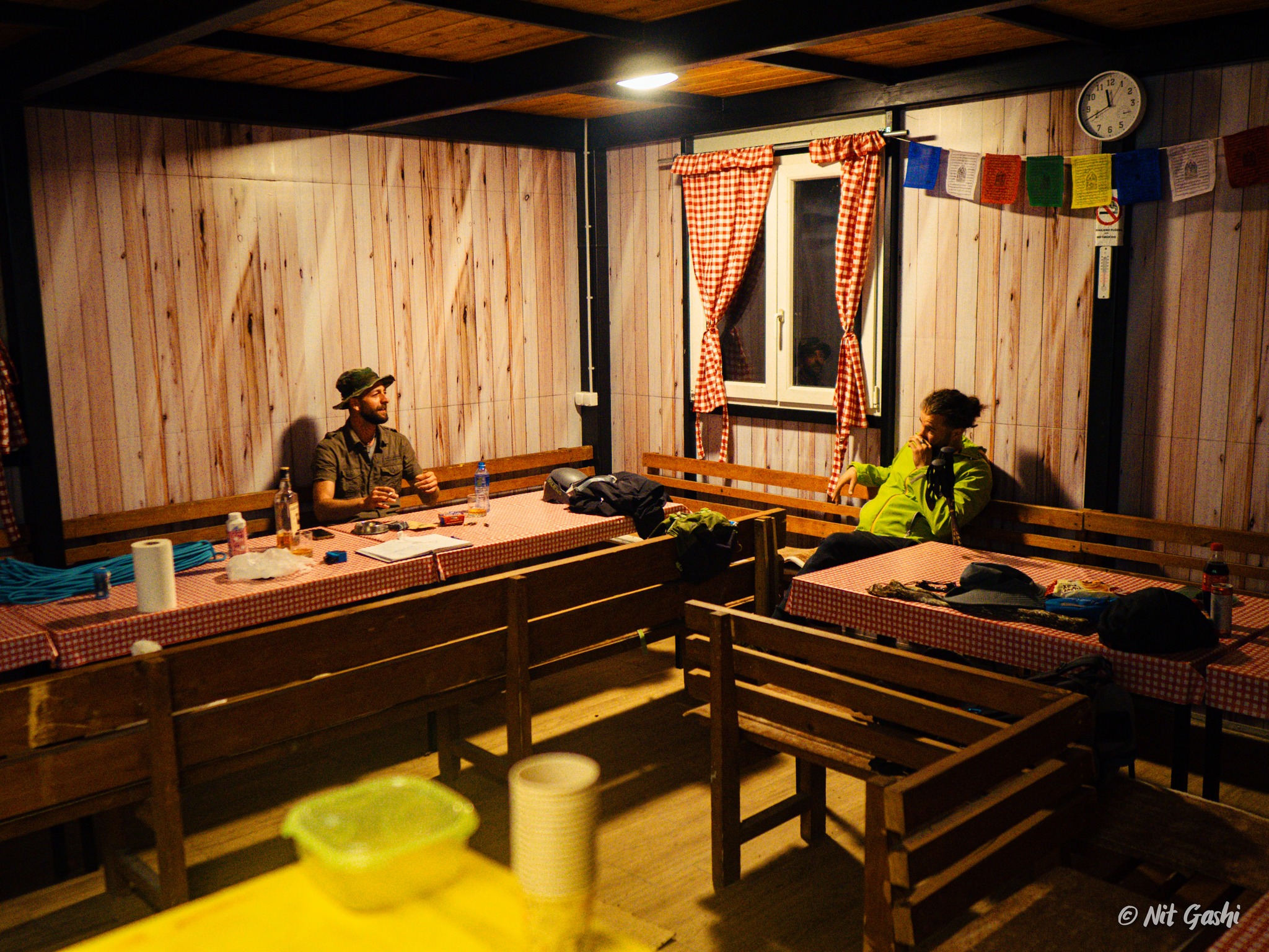 Innenraum bei der Berghütte 'Maganik' - Fotos [hikr.org]