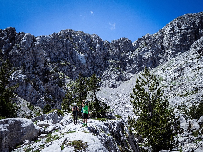 Am einen Schlüsselpunkt. Im Hintergrund: der Mededi vrh... [hikr.org]
