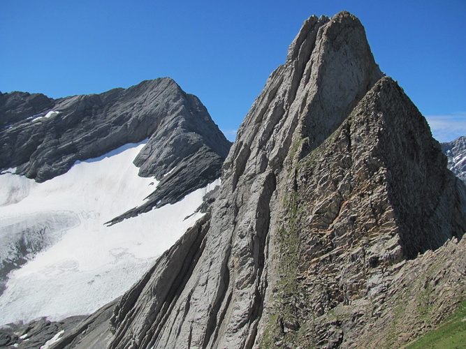 Tête à Pierre Grept und Pierre qu'Abotse (davor Pointe... [hikr.org]