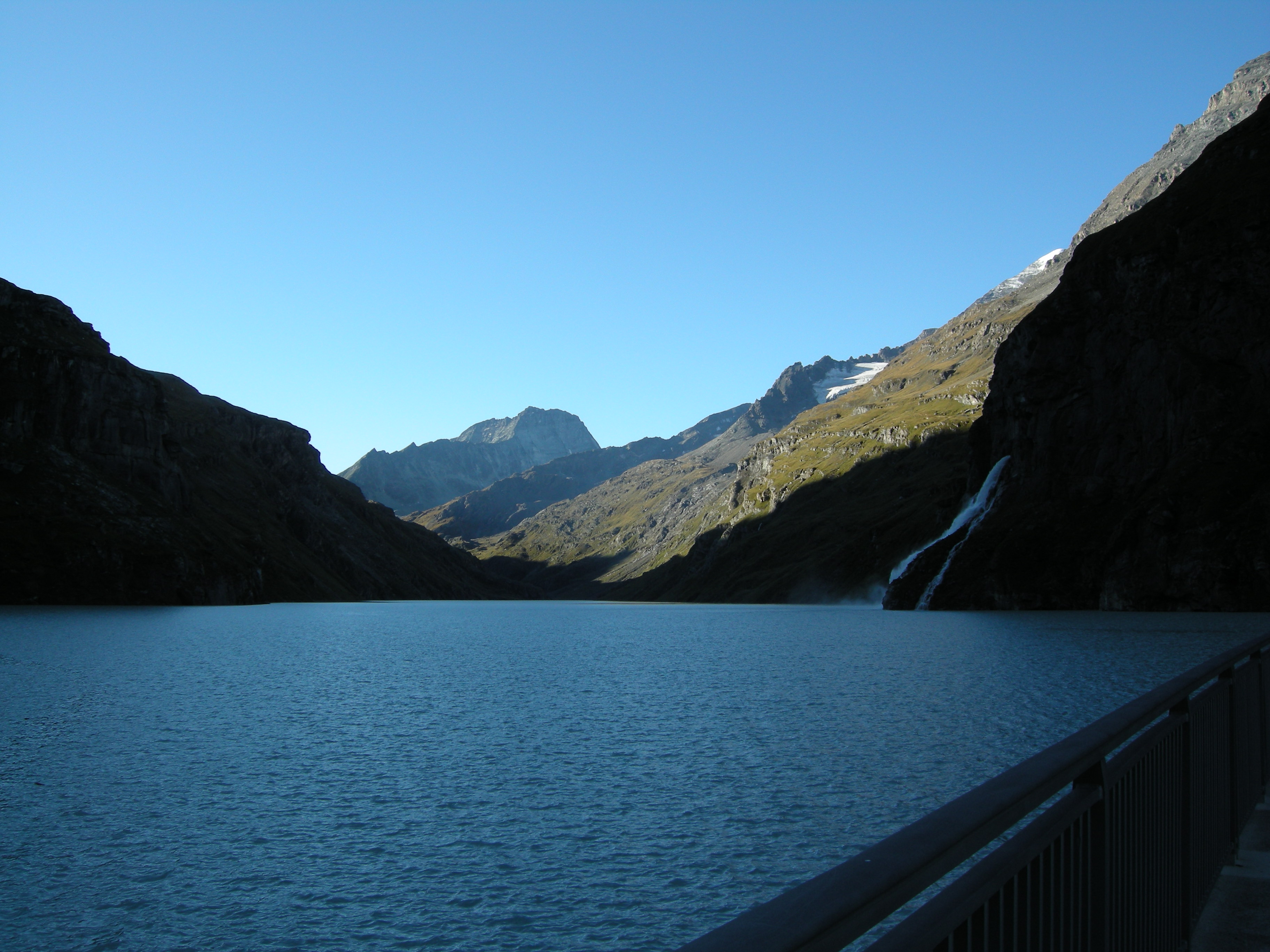 Lac de Mauvoisin, auf der Krone der Staumauer - Fotos [hikr.org]