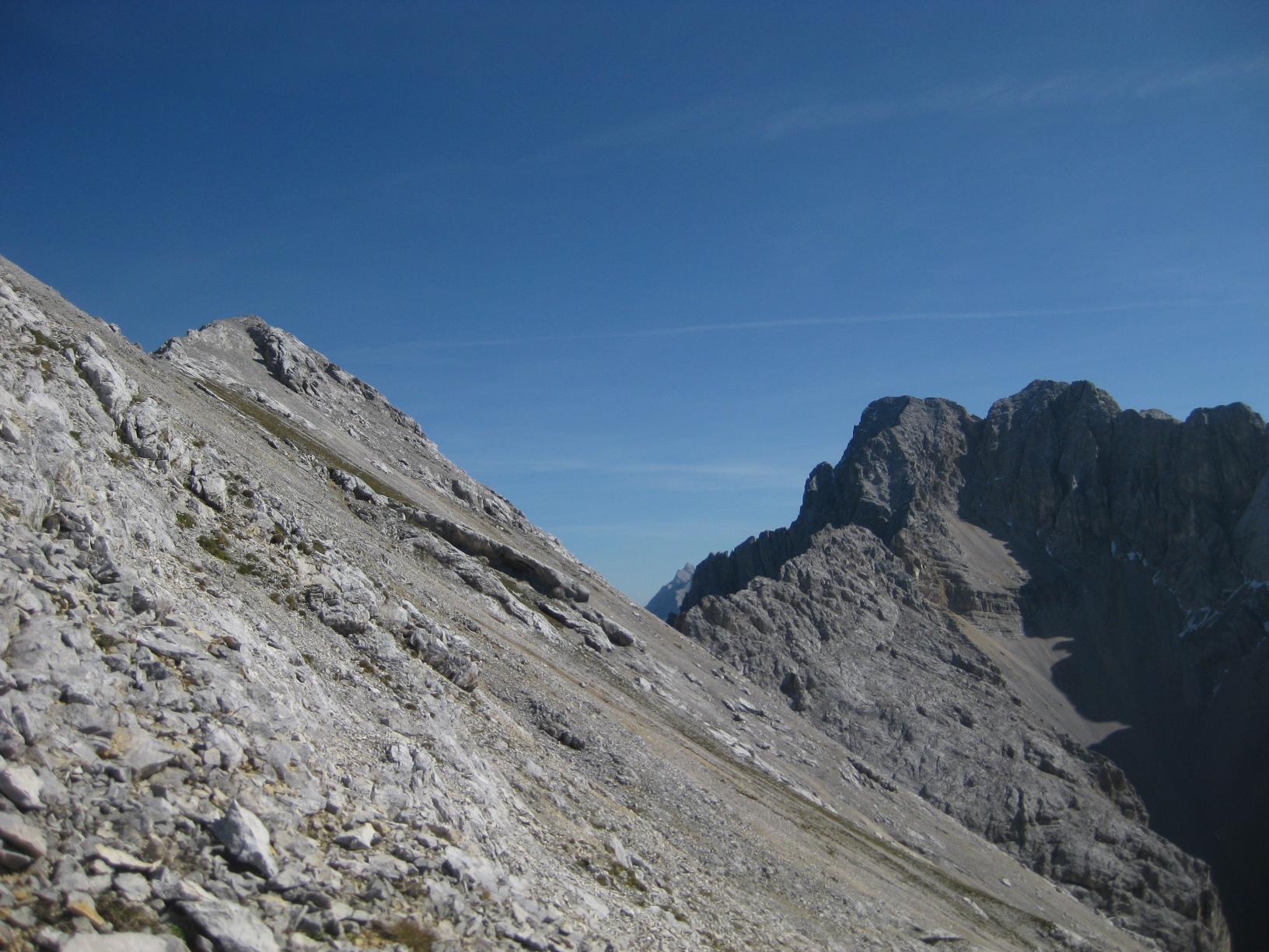 ...die steile Flanke führt zum Riegelkar hinunter. Auch... [hikr.org]