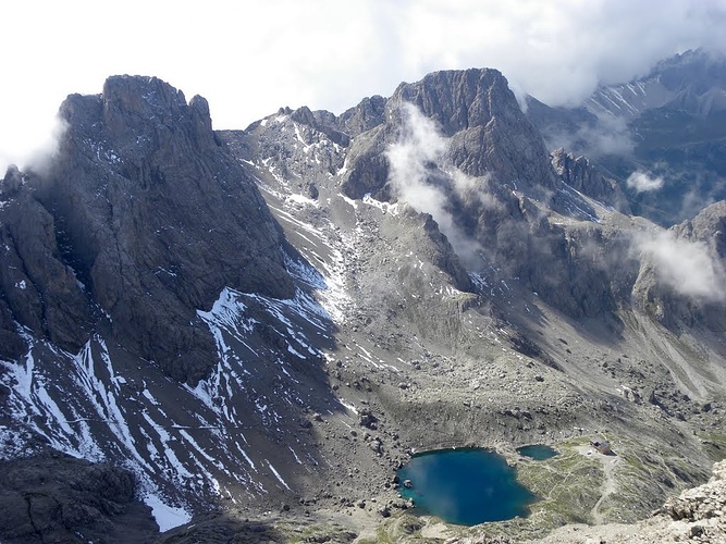 Wunderschonen Tiefblick zum Laserzsee, zwischen Seekofel... [hikr.org]